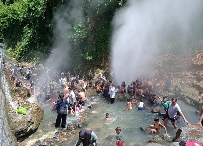 Ribuan Wisatawan Nikmati Sensasi Air Panas Alami di Cisolok Sukabumi ...